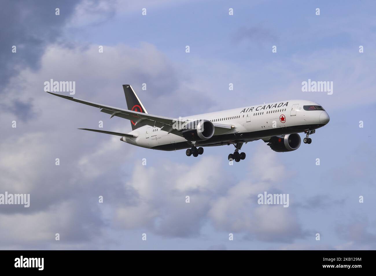 Air Canada Boeing 787 Dreamliner landing at Amsterdam Schiphol ...