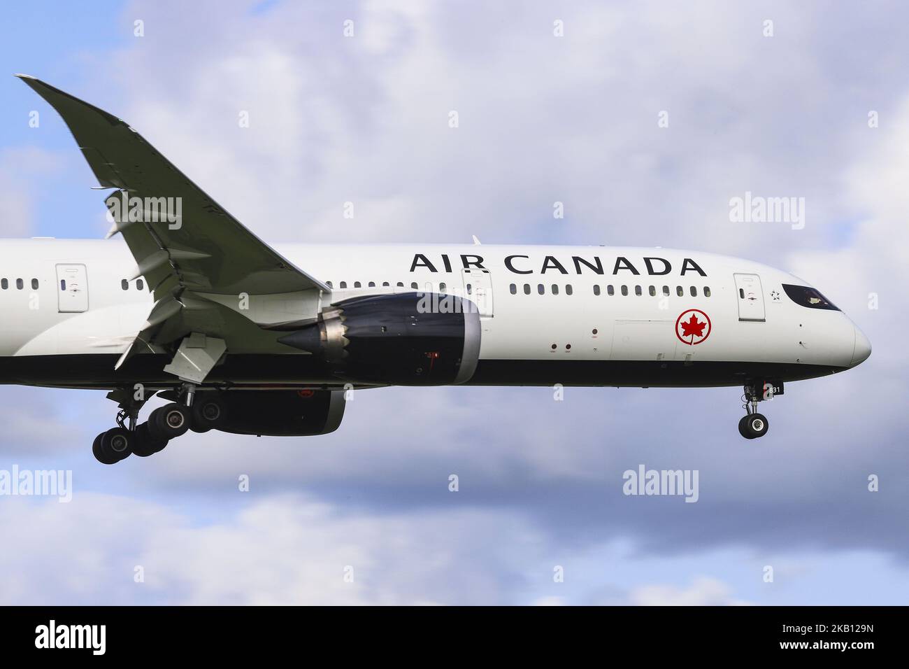 Air Canada Boeing 787 Dreamliner landing at Amsterdam Schiphol ...