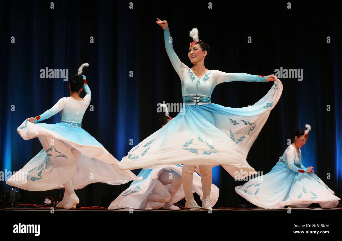 Swan dance hi-res stock photography and images - Alamy