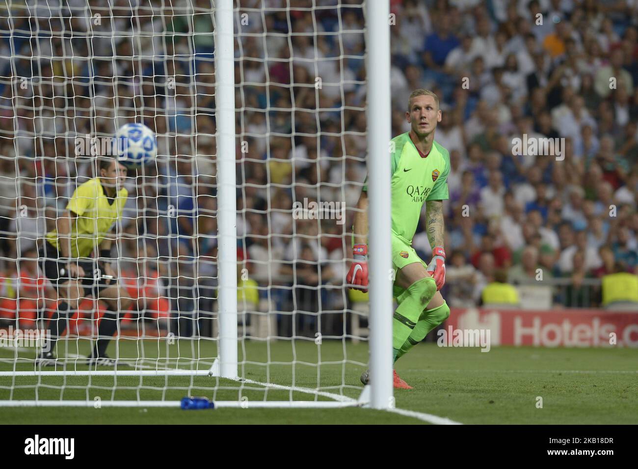 Robin Olsen of Roma watch the ball enter your goal during the Group G ...