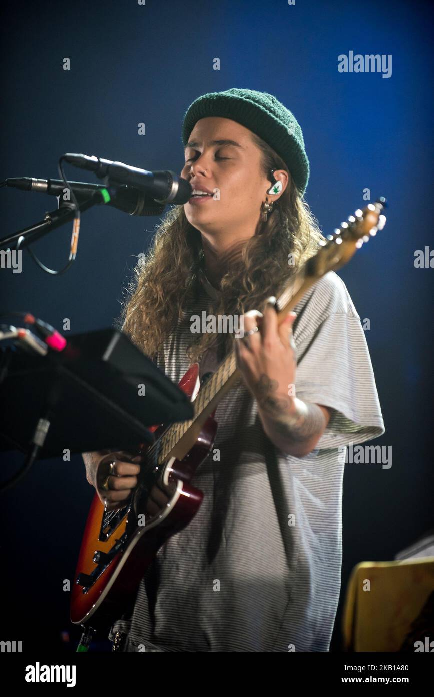 Mic idsok hi-res stock photography and images - Alamy