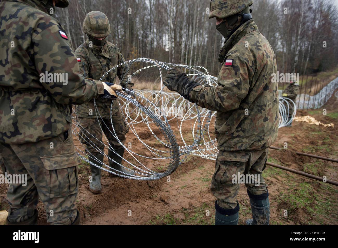 Wisztyniec, Poland, 03/11/2022, Polish soldiers are building a razor ...