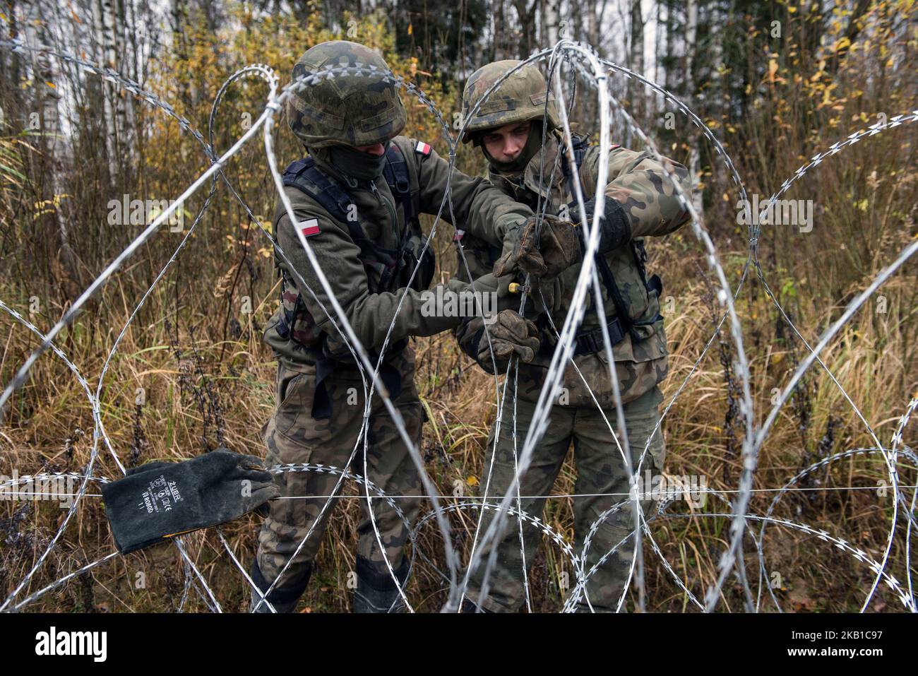 Wisztyniec, Poland, 03/11/2022, Polish soldiers are building a razor ...