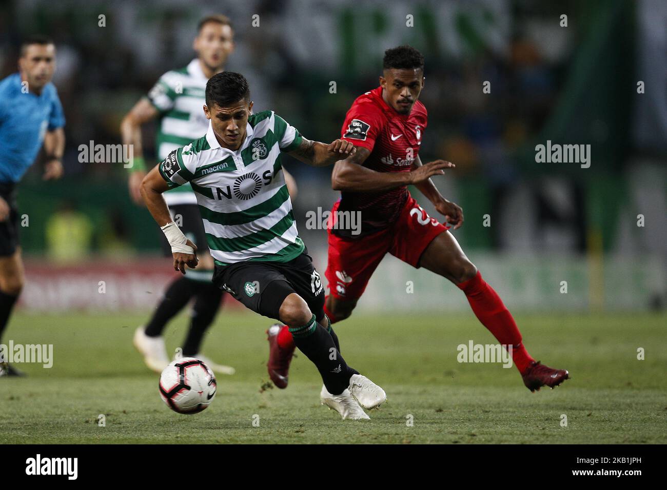 Fredy Montero of Sporting (L) vies for the ball with Fabricio Baiano of ...