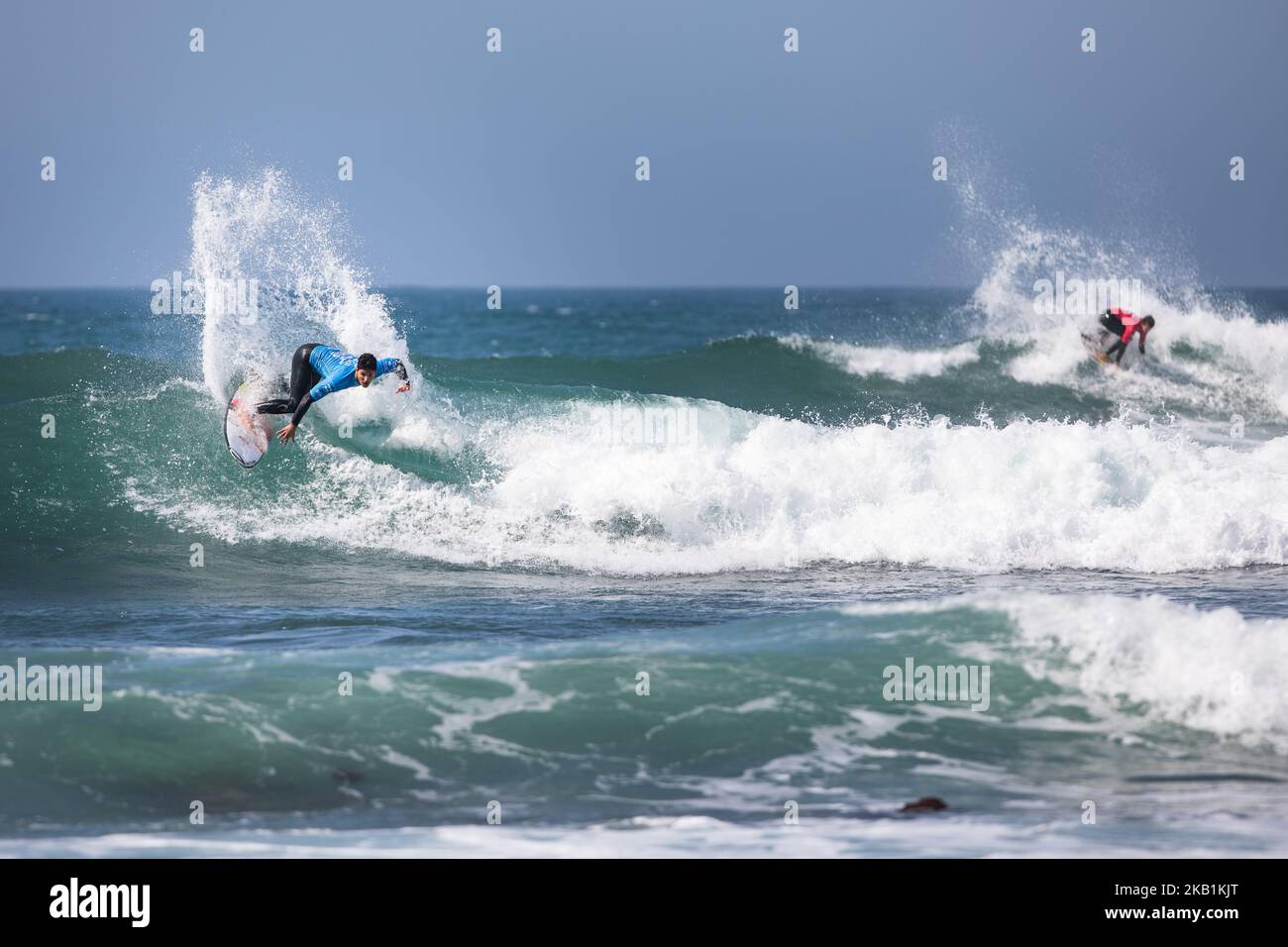 The Brazilian surfer, Gabriel Medina (Azul) and the Australian surfer ...