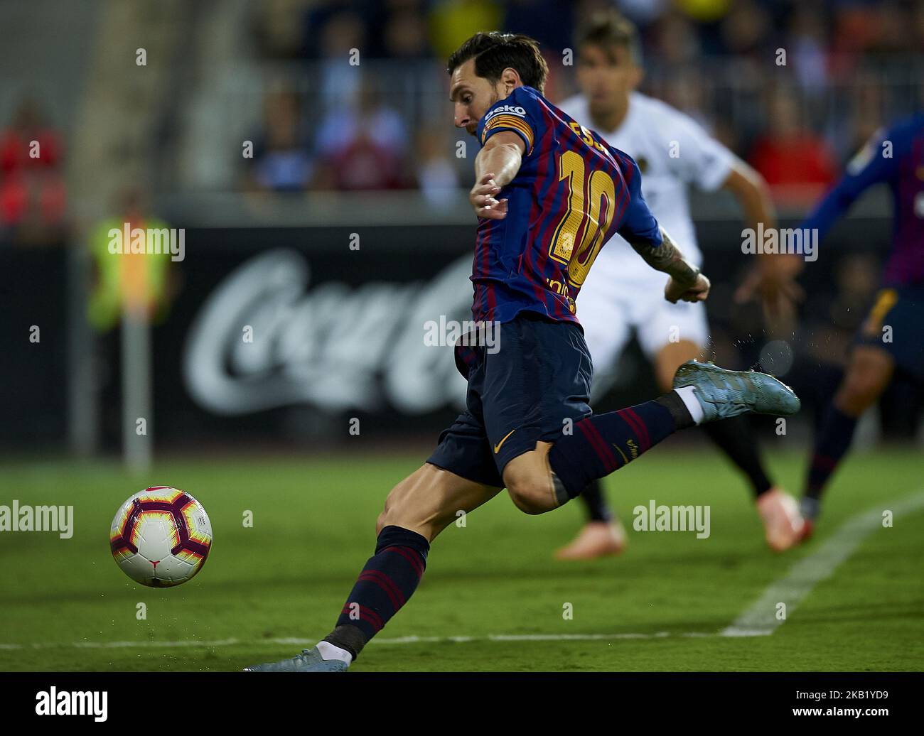 Lionel messi of barcelona shooting hi-res stock photography and images ...