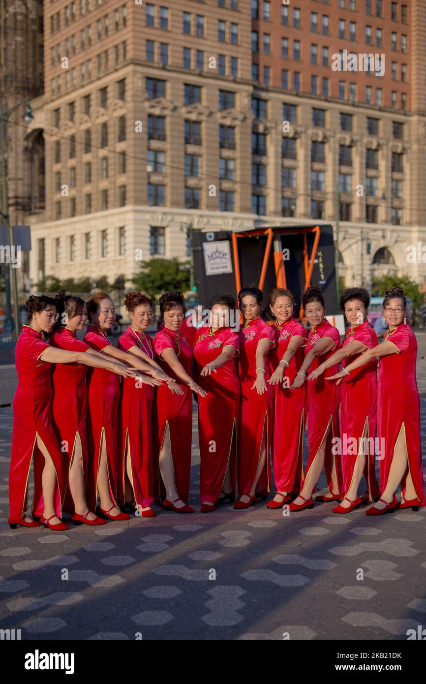 Chinese qipao team hi-res stock photography and images - Alamy