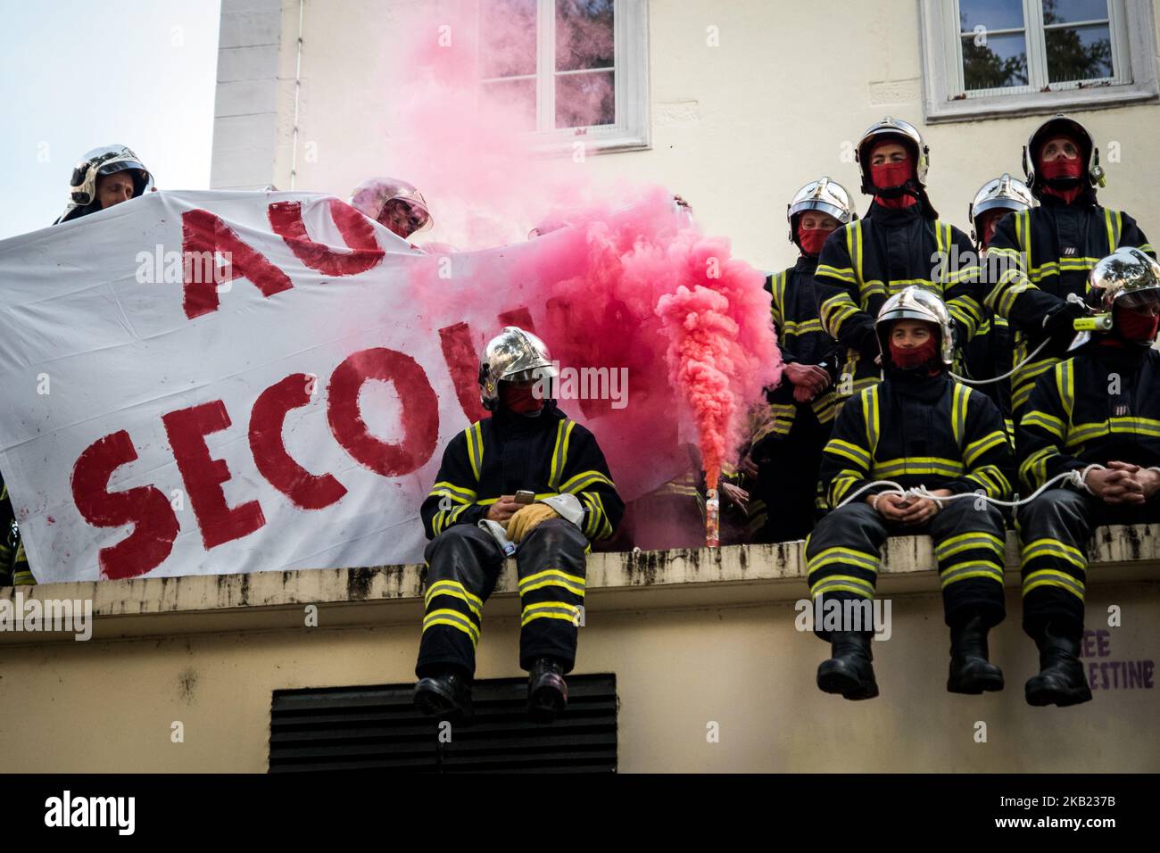 Demonstration emergency fire station firefighter france lyon protest ...