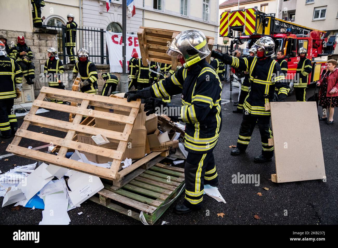 Demonstration emergency fire station firefighter france lyon protest ...
