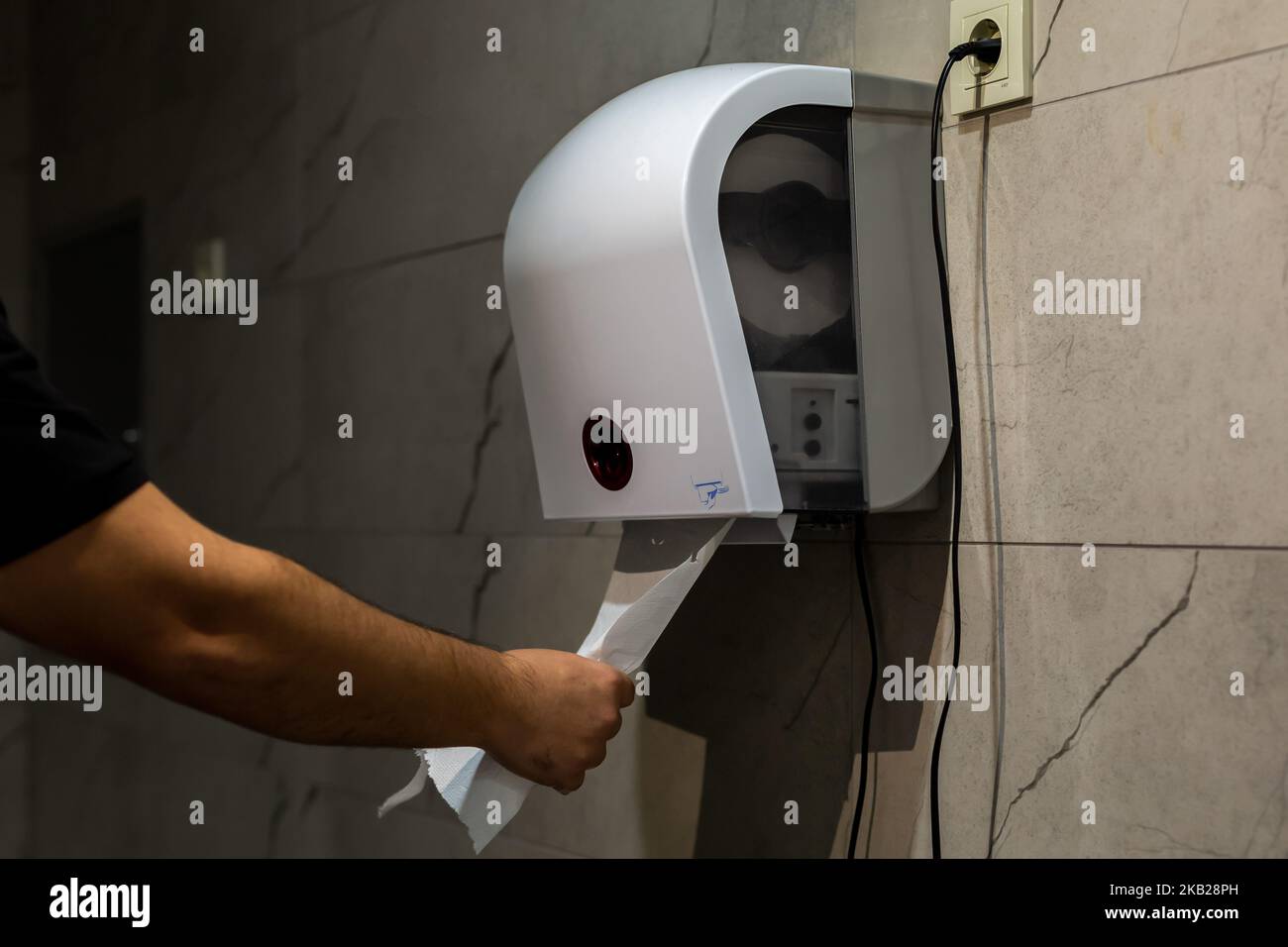 Paper towel machine. Man using paper towels Stock Photo - Alamy