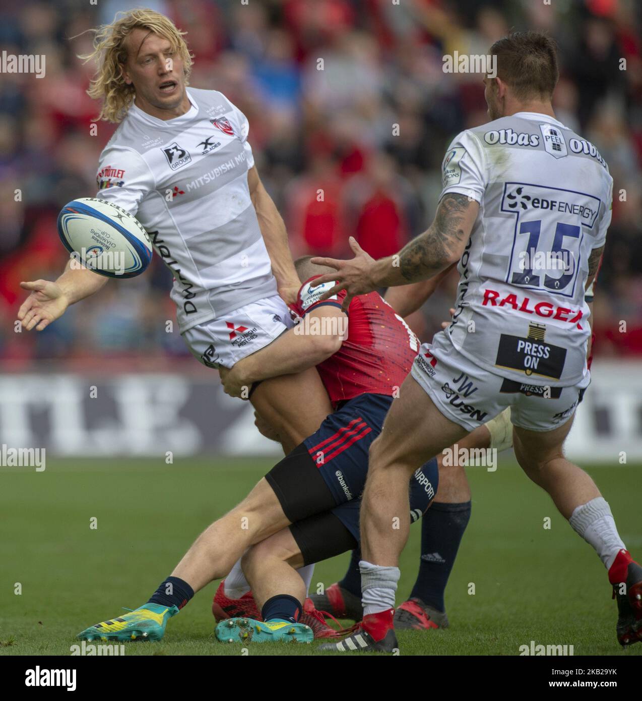Billy Twelvetrees of Gloucester gives the ball to Jason Woodward of ...