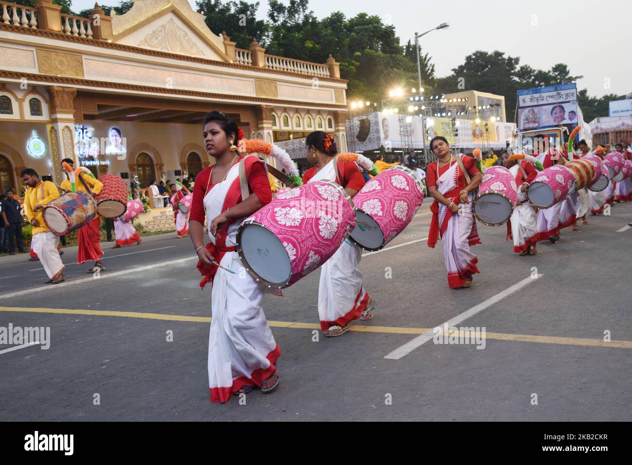 Durga puja dhaki hi-res stock photography and images - Alamy