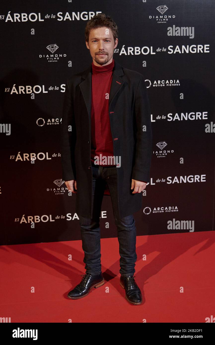Jan Cornet attends the 'El arbol de la sangre' movie photocall at ...