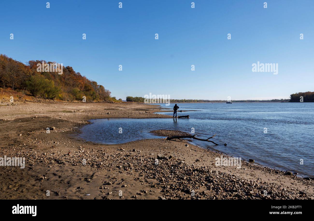 Mississippi river low water levels hi-res stock photography and images ...