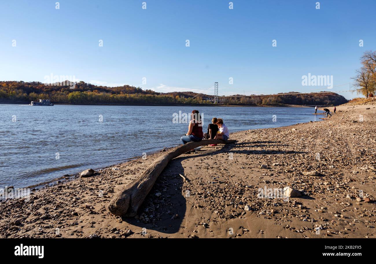 Mississippi river low water levels hi-res stock photography and images ...