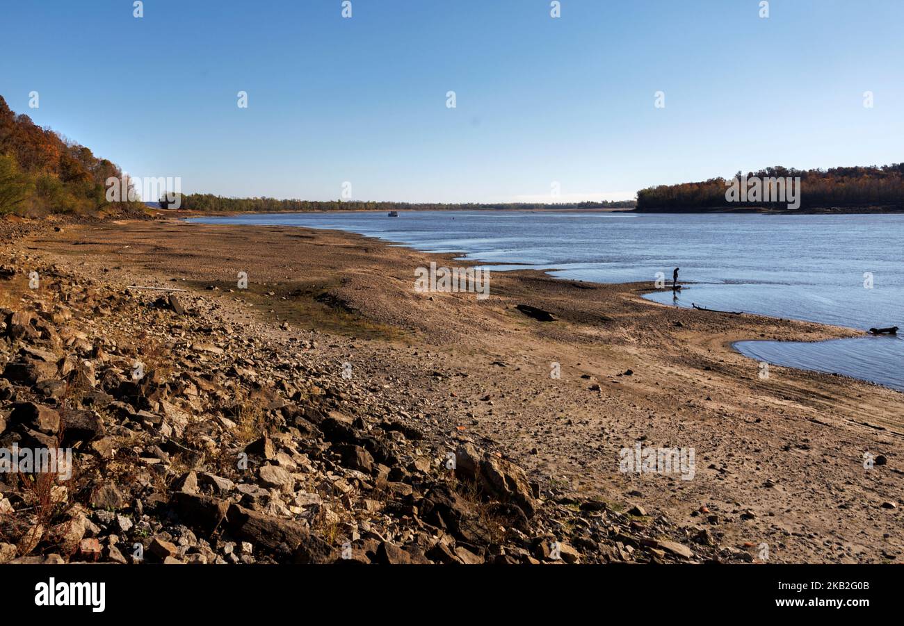 Mississippi river low water levels hi-res stock photography and images ...