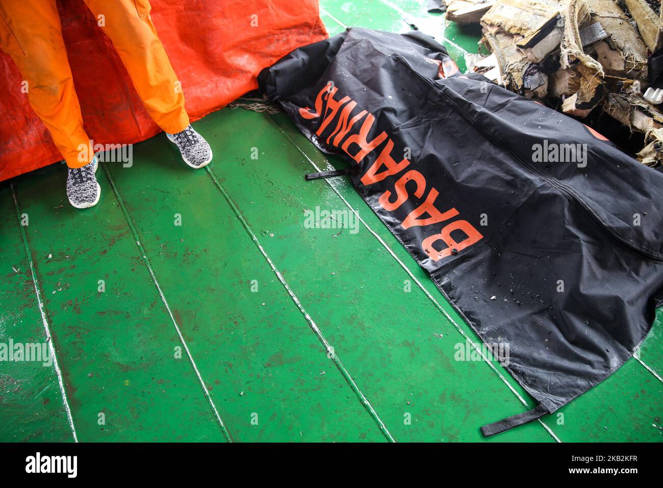 Dead human body in grass hi-res stock photography and images - Alamy