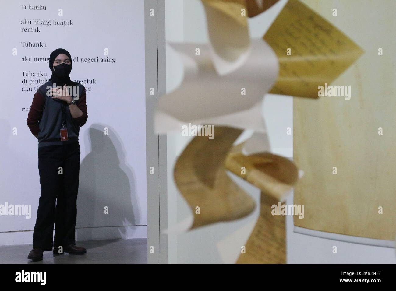 Jakarta, Indonesia. 03rd Nov, 2022. An exhibitor of the installation ...