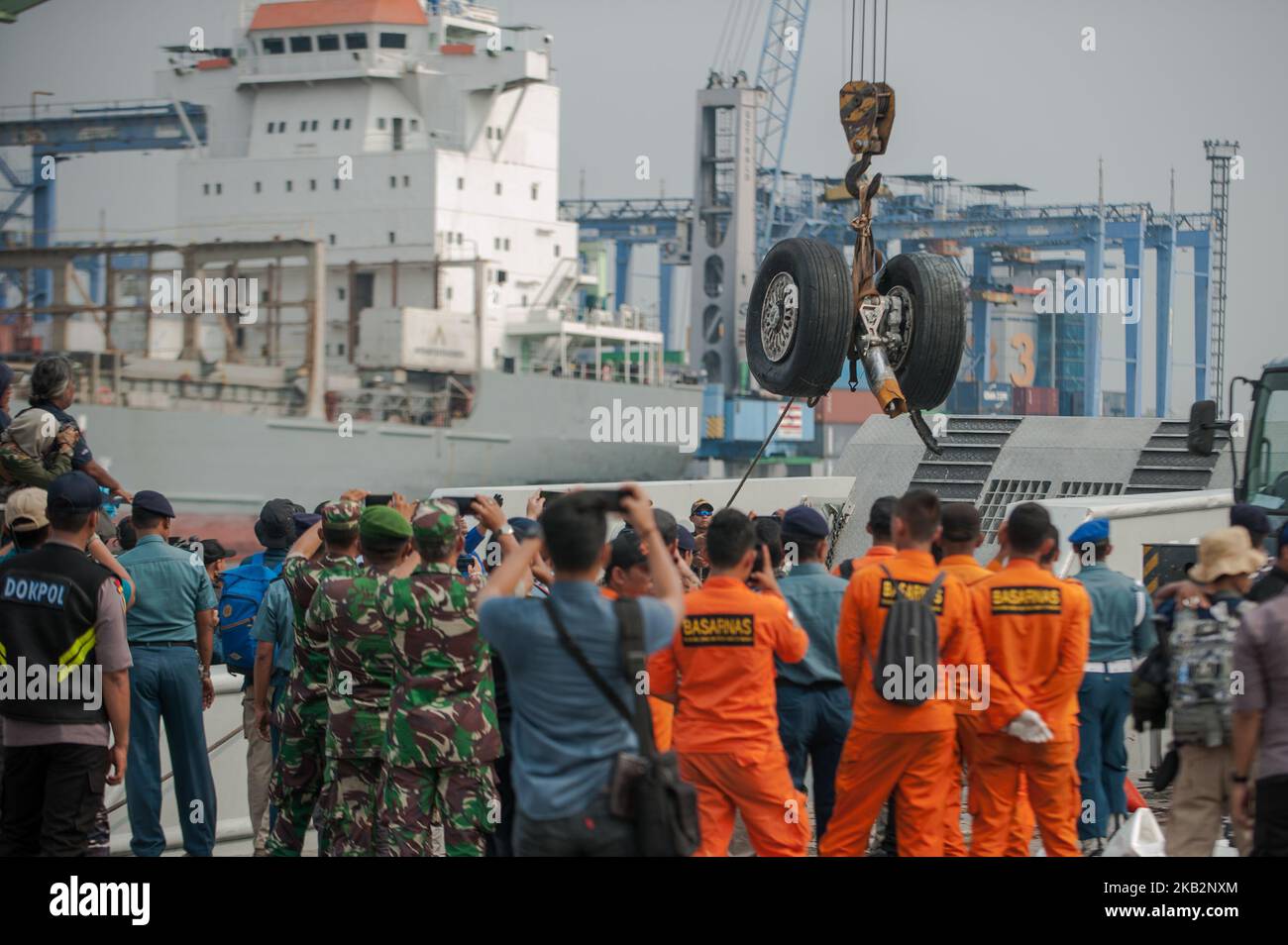Rescue workers lowered parts by the plane crash Lion Air JT 610 ...
