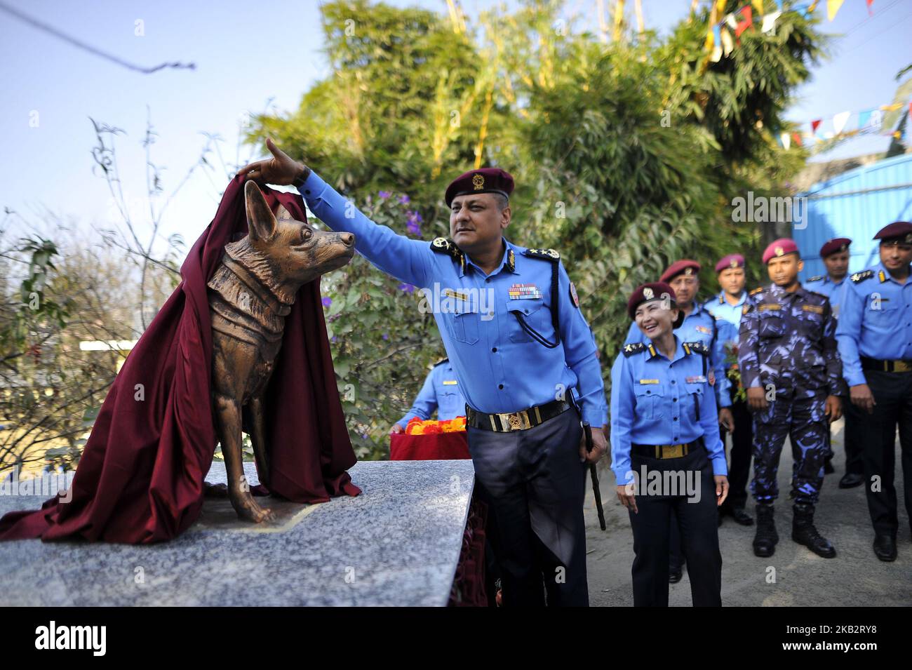 Police dog statue hi-res stock photography and images - Alamy