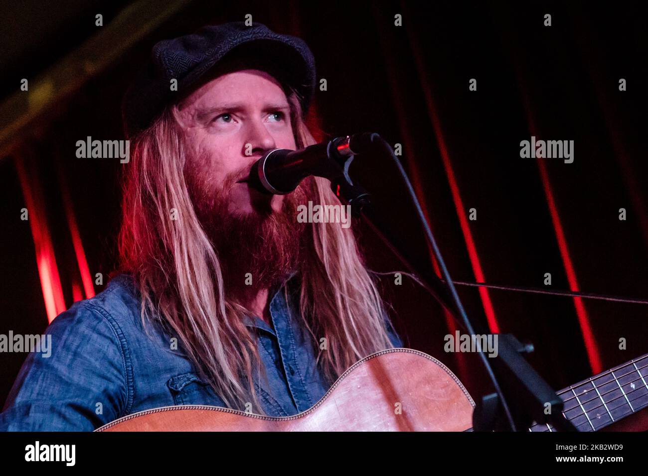 Stu Larsen & Natsuki Kurai performs live at Circolo Ohibò in Milano ...