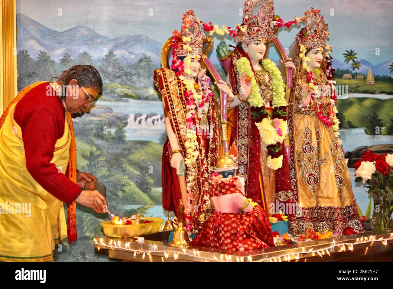 Lord vishnu and goddess lakshmi hi-res stock photography and images - Alamy