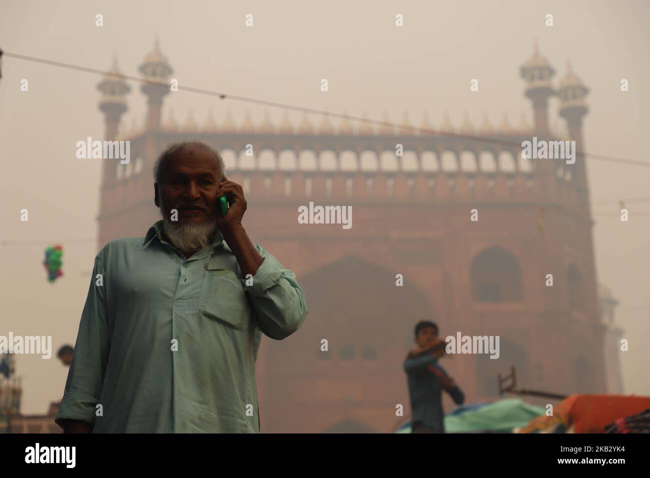 A man talks on his phone near jama masjid amid smog on 8 November 2018 ...