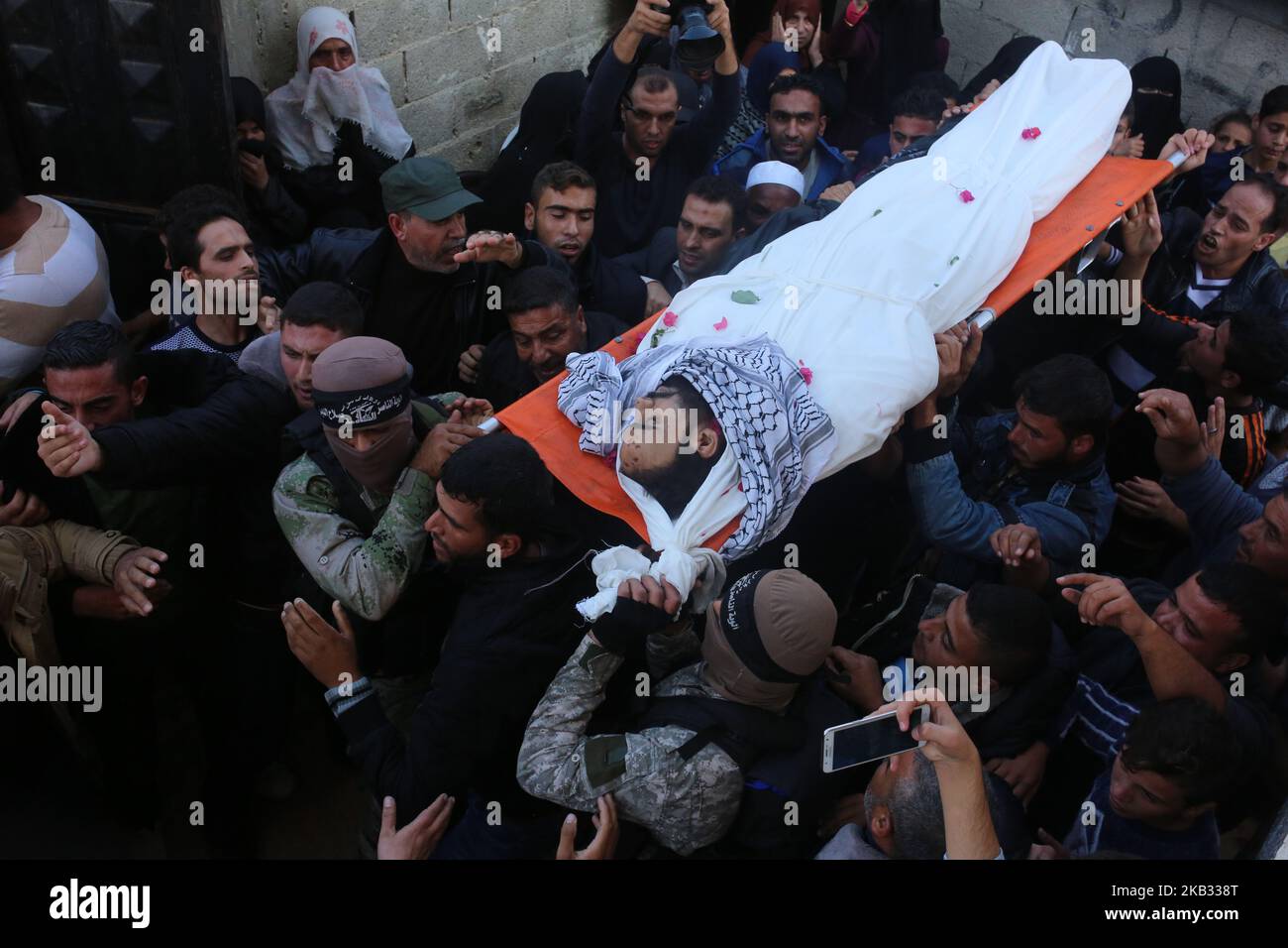 Palestinians carry body dead palestinian hi-res stock photography and ...