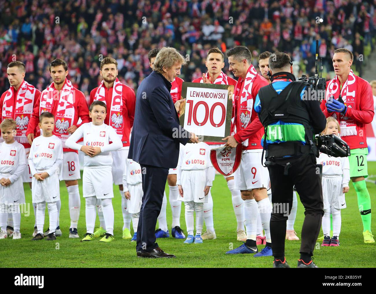 Zbigniew Boniek gave Robert Lewandowski an award for 100th game for ...
