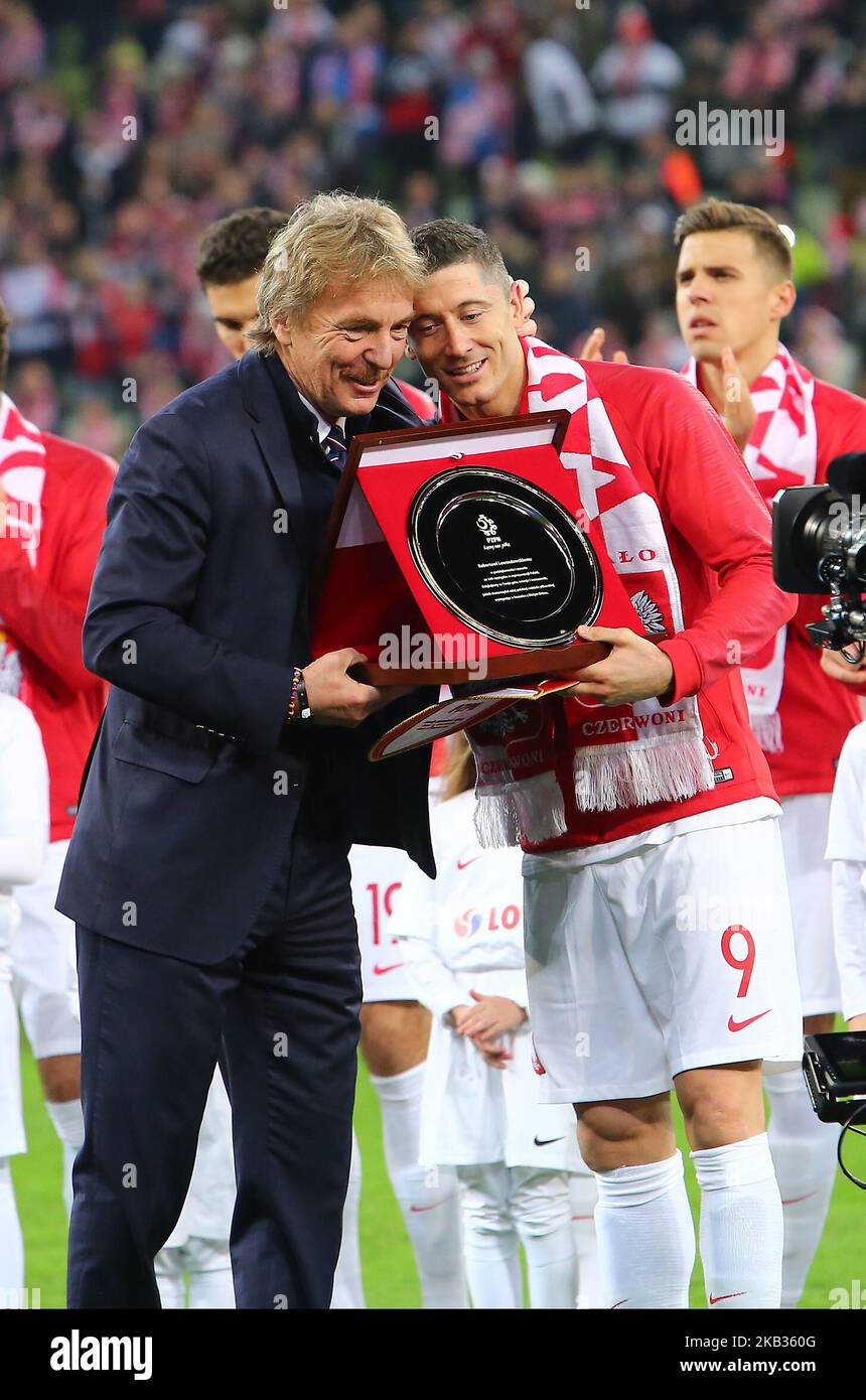 Zbigniew Boniek gave Robert Lewandowski an award for 100th game for ...