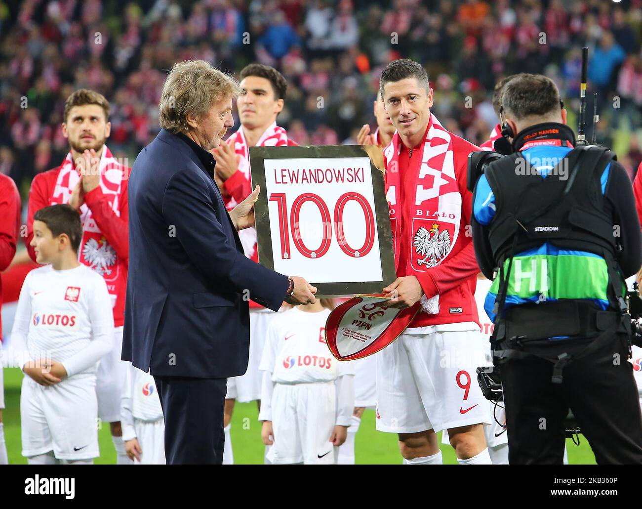 Zbigniew Boniek gave Robert Lewandowski an award for 100th game for ...