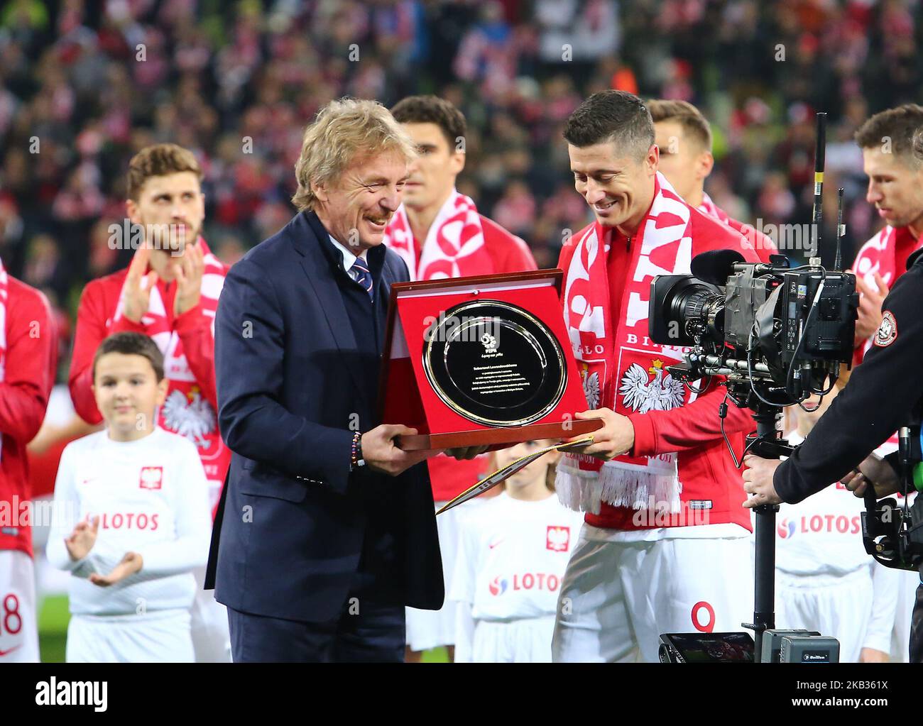Zbigniew Boniek gave Robert Lewandowski an award for 100th game for ...