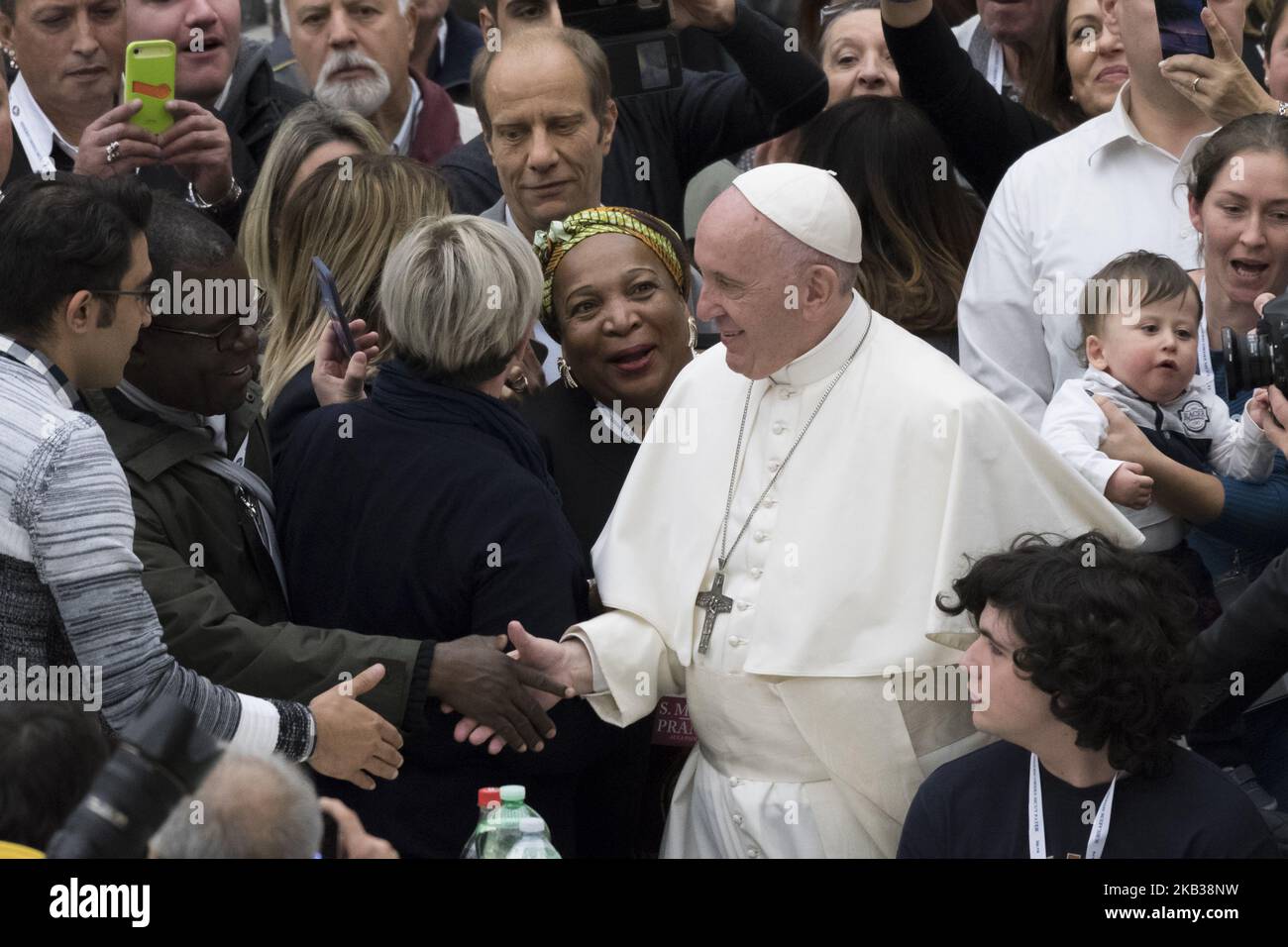 Pope francis has lunch with the poor hi-res stock photography and ...