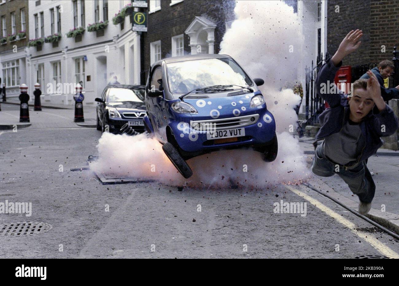 AGENT CODY BANKS 2: DESTINATION LONDON, FRANKIE MUNIZ, EXPLODING CAR ...