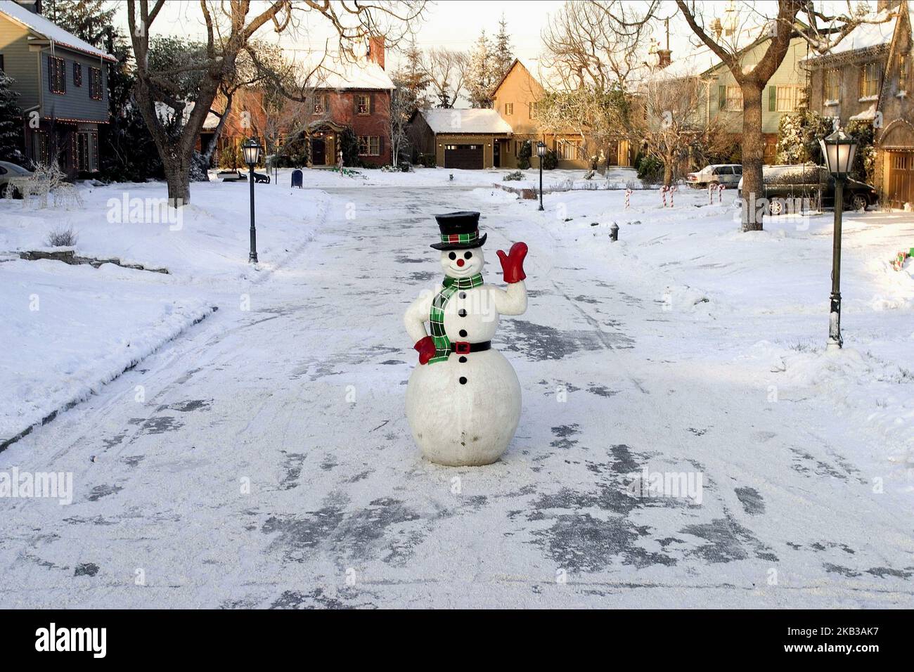 CHRISTMAS WITH THE KRANKS, SNOWMAN IN STREET, 2004 Stock Photo - Alamy