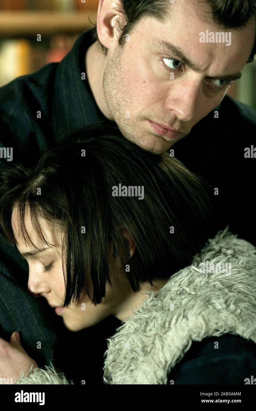 CLOSER, JUDE LAW, NATALIE PORTMAN, 2004 Stock Photo - Alamy