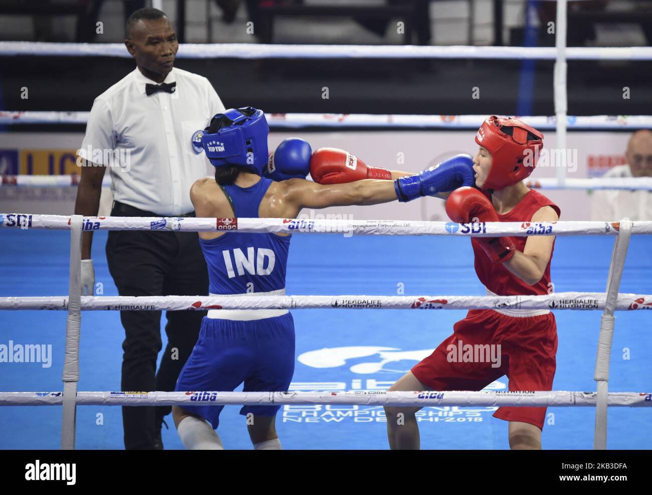 Mary Kom of India (in blue) and Kim Hyang Mi of North Korea (in red ...