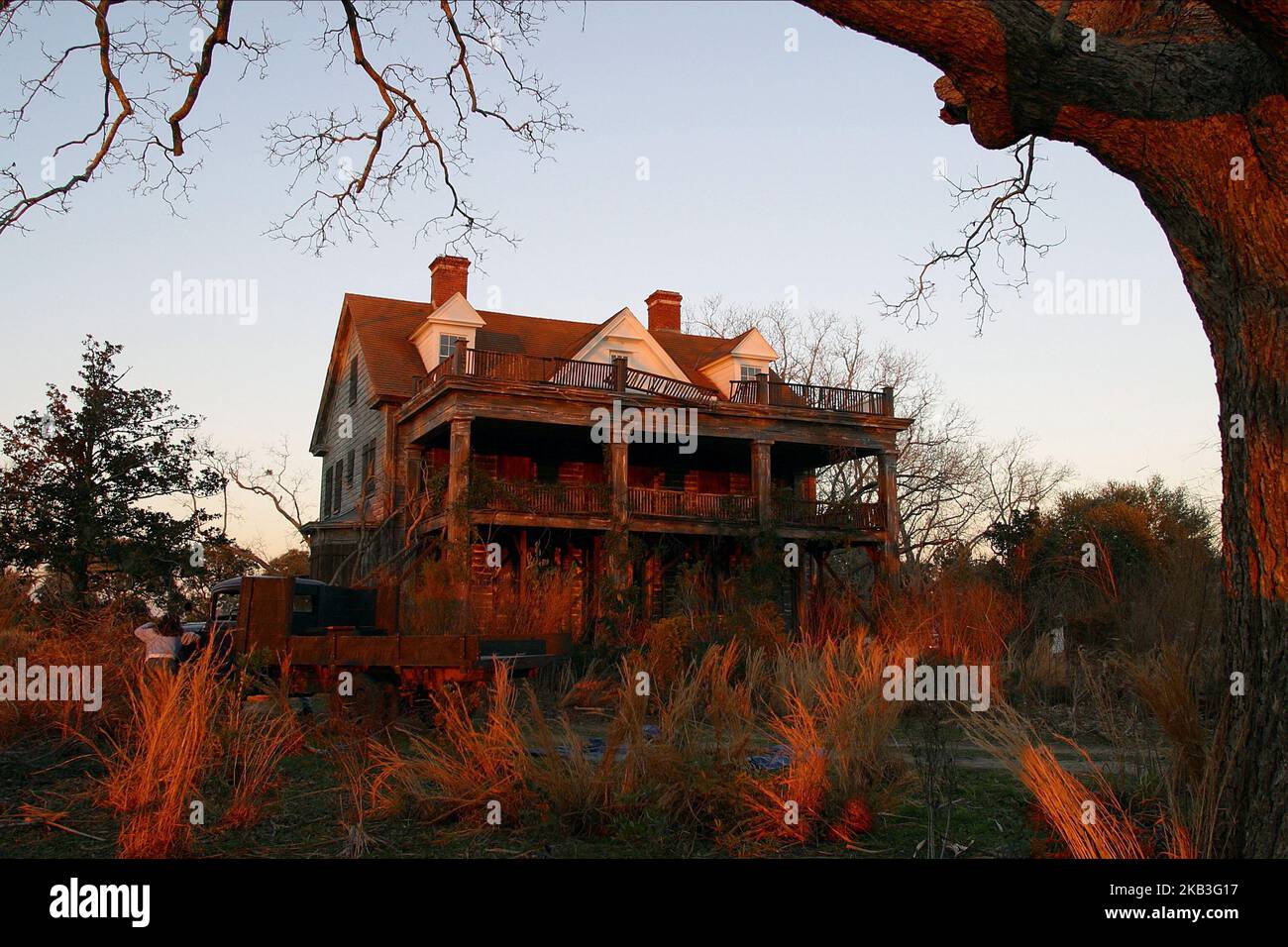 THE NOTEBOOK, RUNDOWN SOUTH CAROLINA HOUSE, 2004 Stock Photo - Alamy
