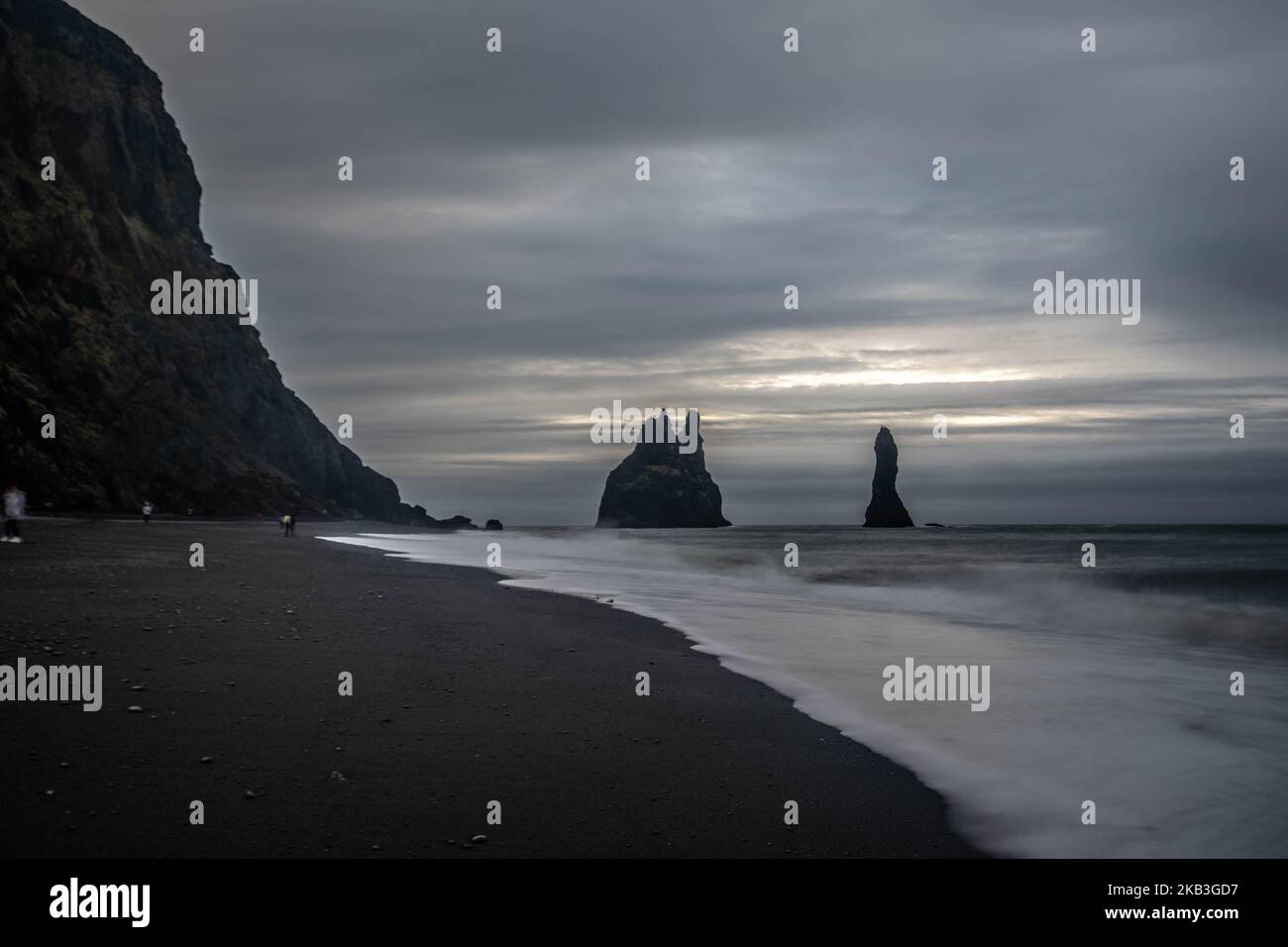 Black sand beach sea stacks hi-res stock photography and images - Alamy