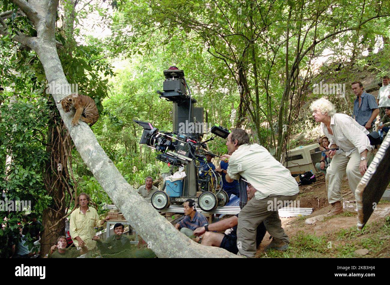 TWO BROTHERS, JEAN-JACQUES ANNAUD, FILM CREW, 2004 Stock Photo - Alamy