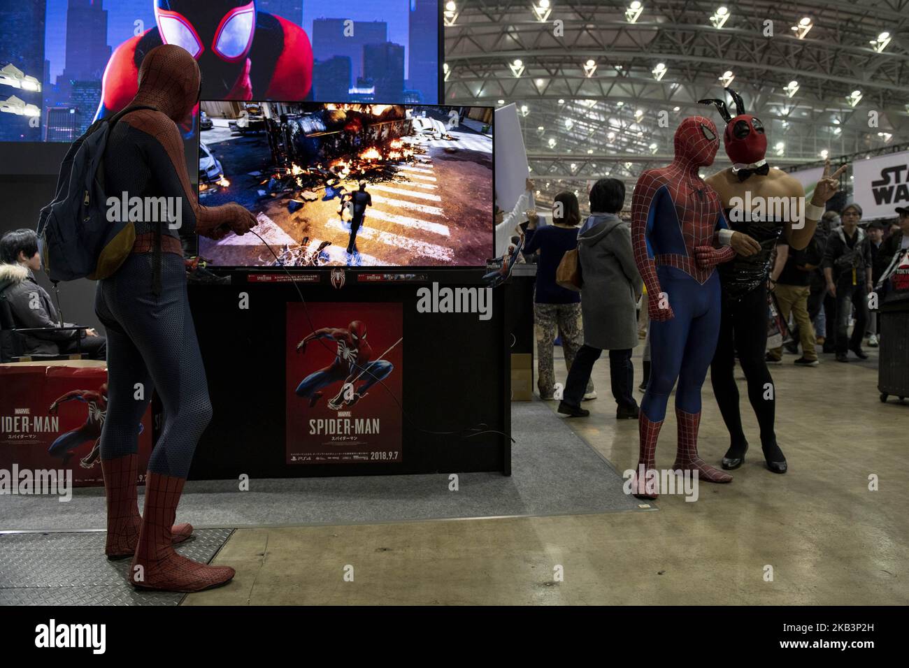 Spider-Man play and poses for a photograph at Tokyo Comic Con at ...
