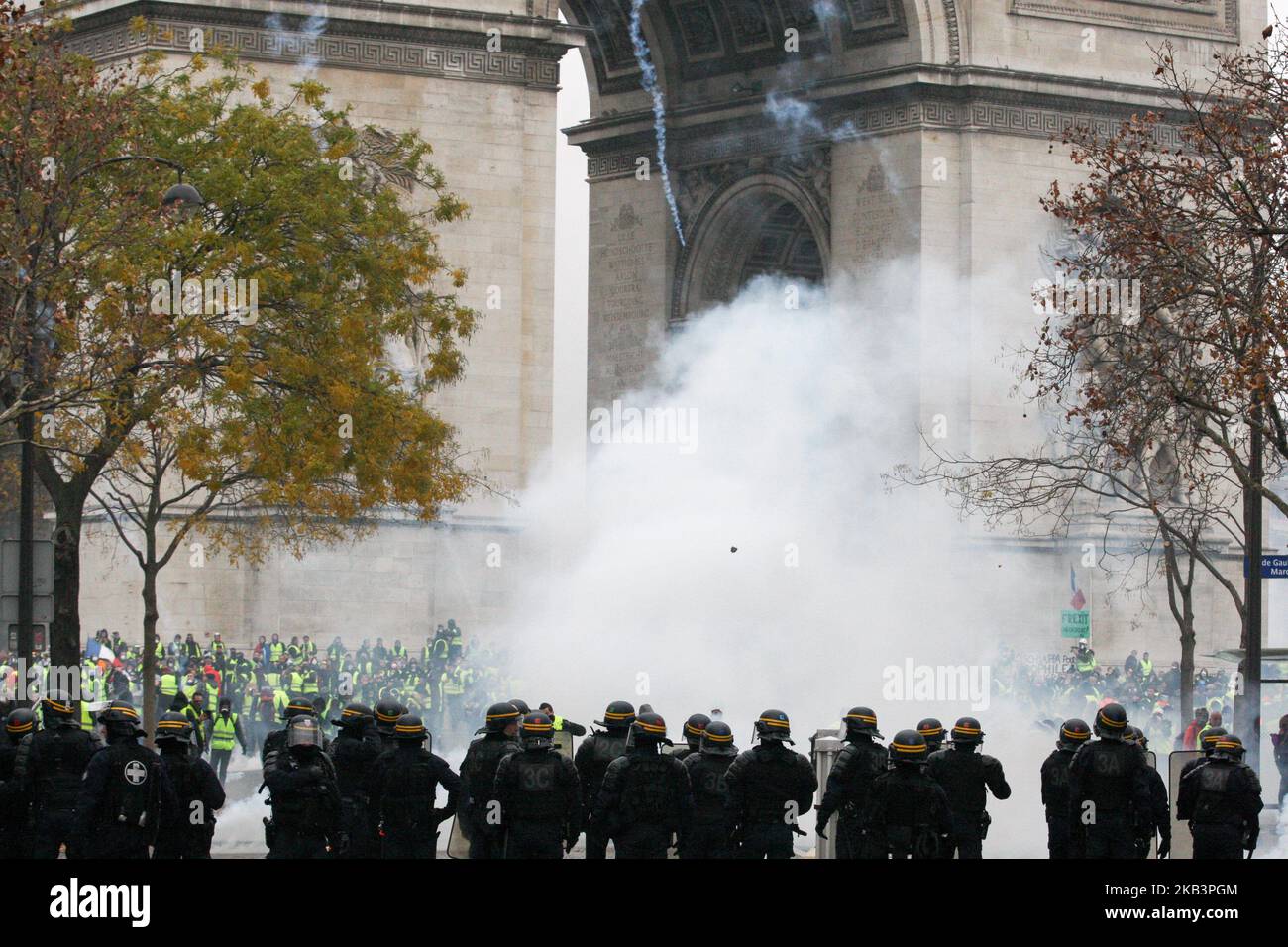 Clashes between demonstrators and riot police in front of the Arc de ...