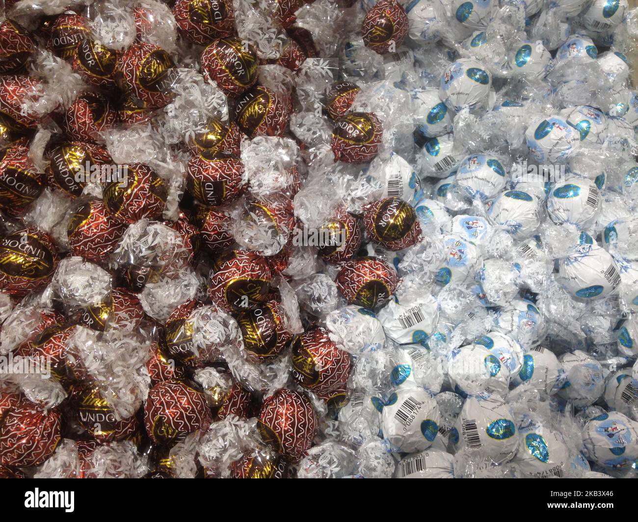 Lindt lindor assorted hi-res stock photography and images - Alamy