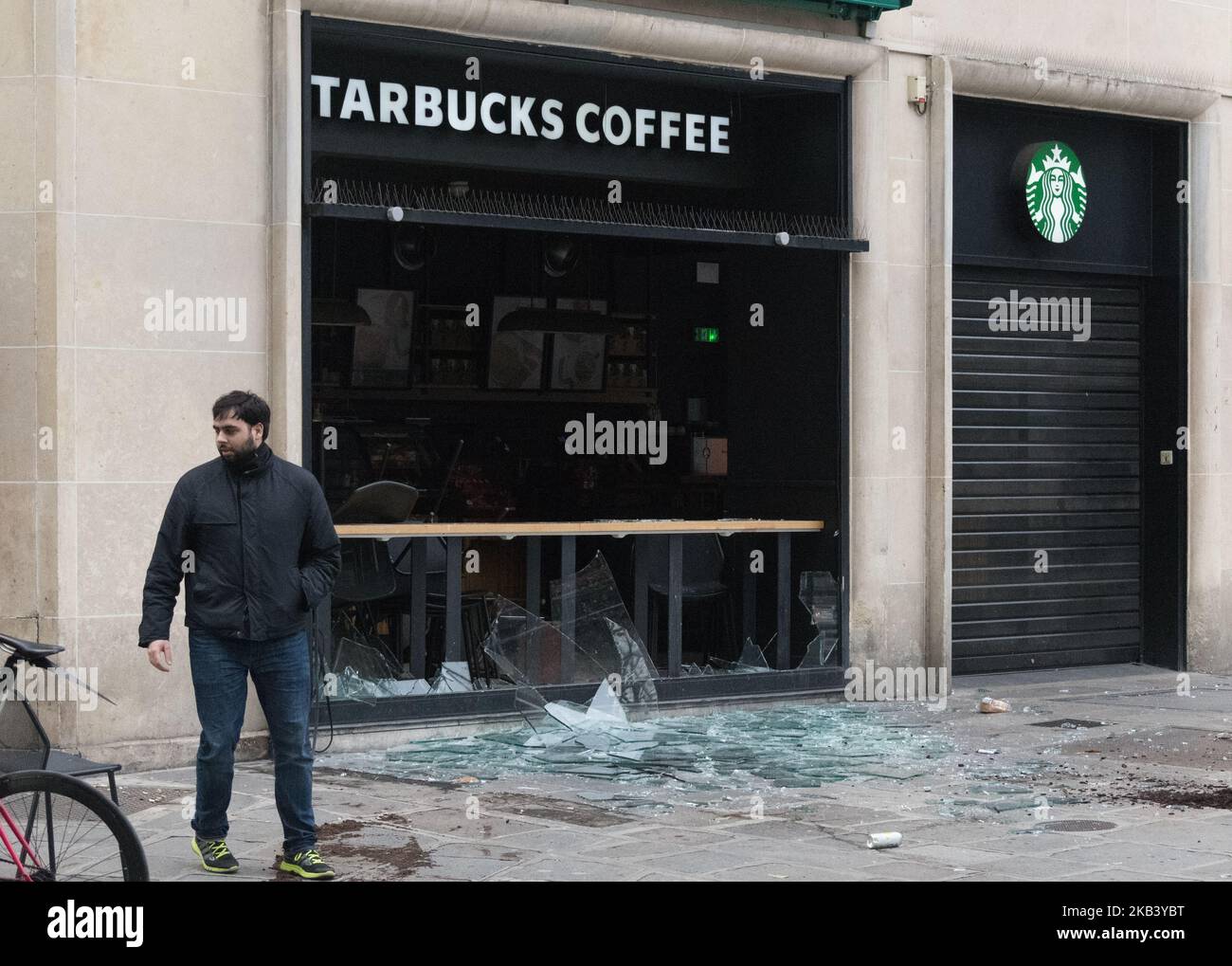 Starbucks attacked hi-res stock photography and images - Alamy