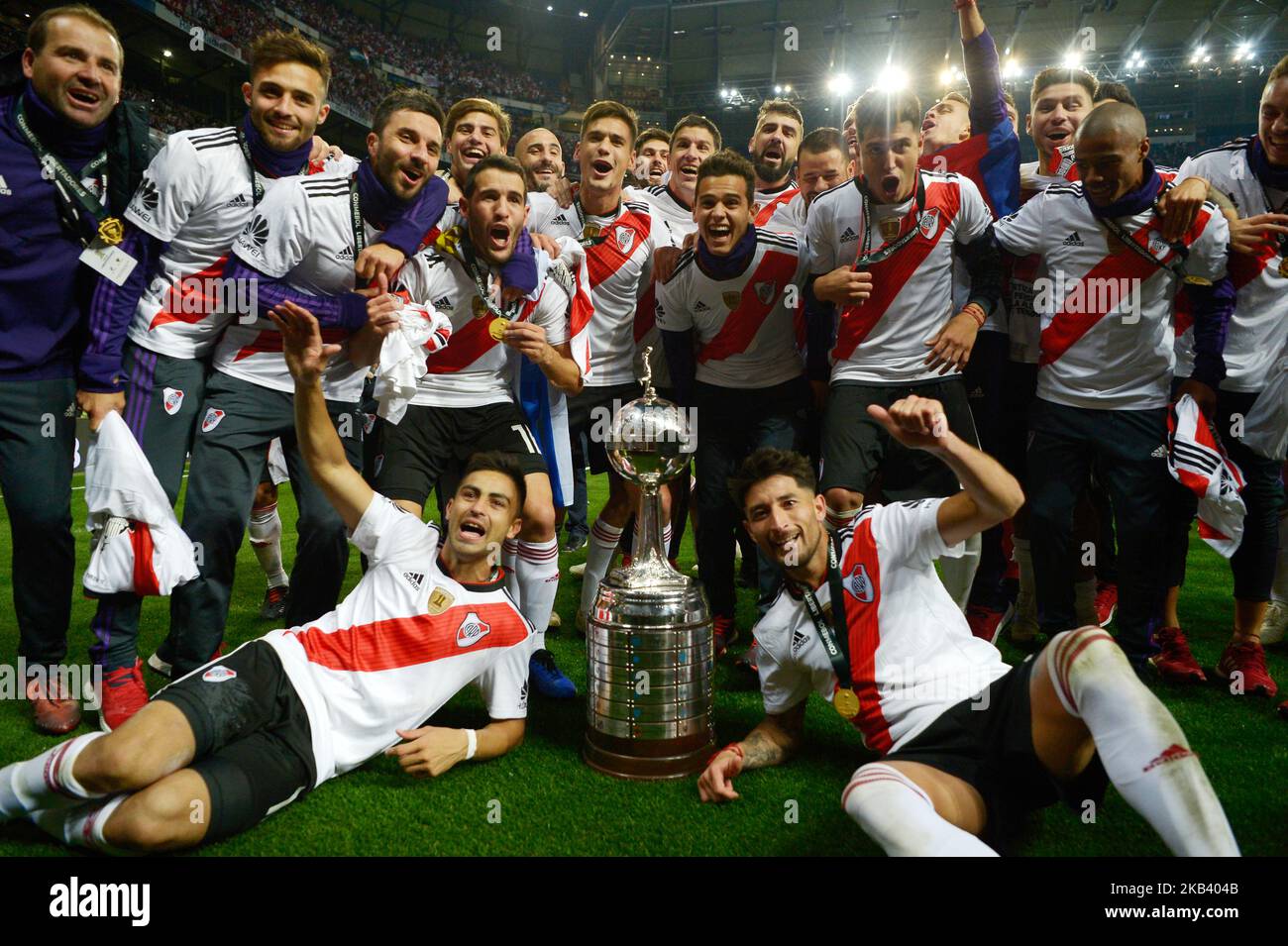 Players de River Plate celebrate with the Cup of champion of the ...