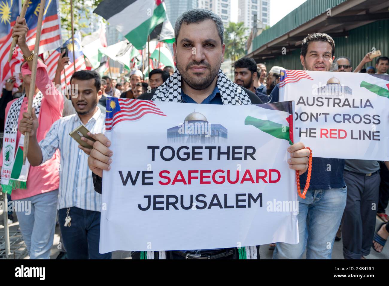 Hundred of Malaysian and Palestinian muslim protesters carrying ...