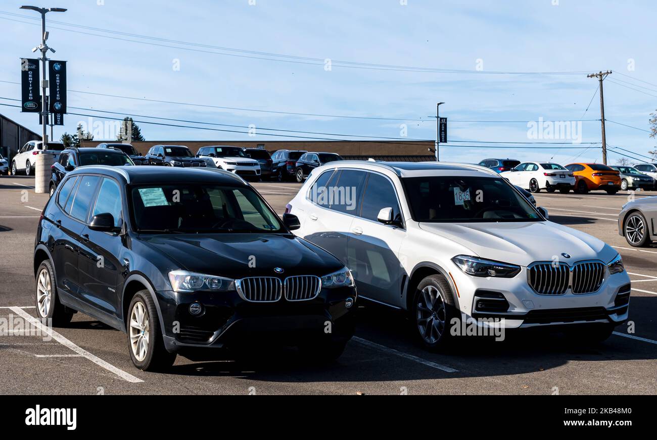 Two suvs hi-res stock photography and images - Alamy