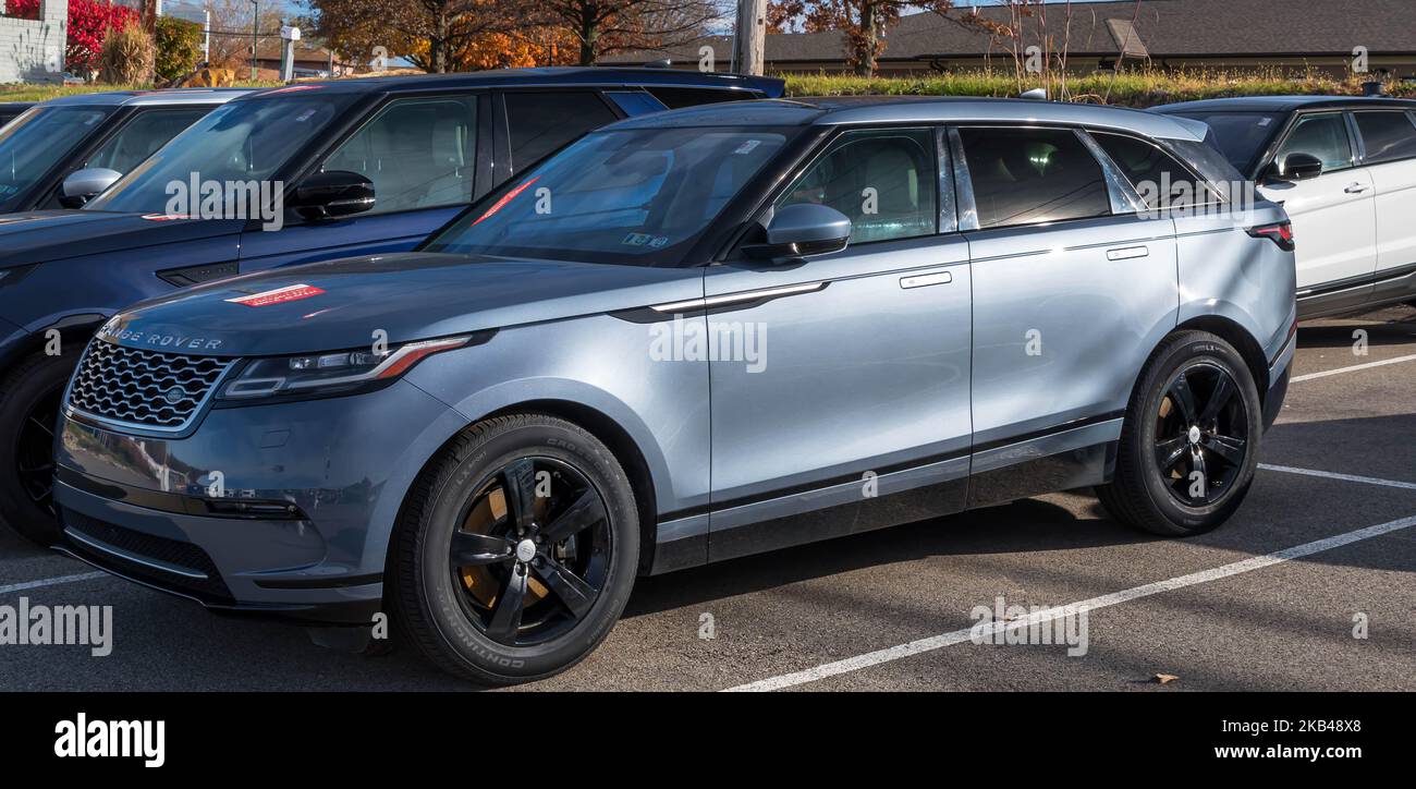 Gray range rover hi-res stock photography and images - Alamy
