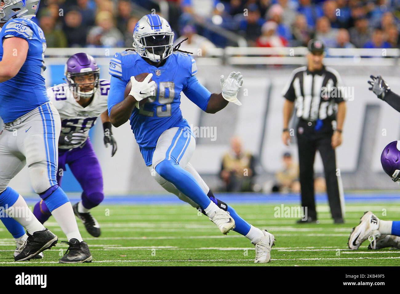 Detroit Lions running back LeGarrette Blount (29) carries th ball for ...