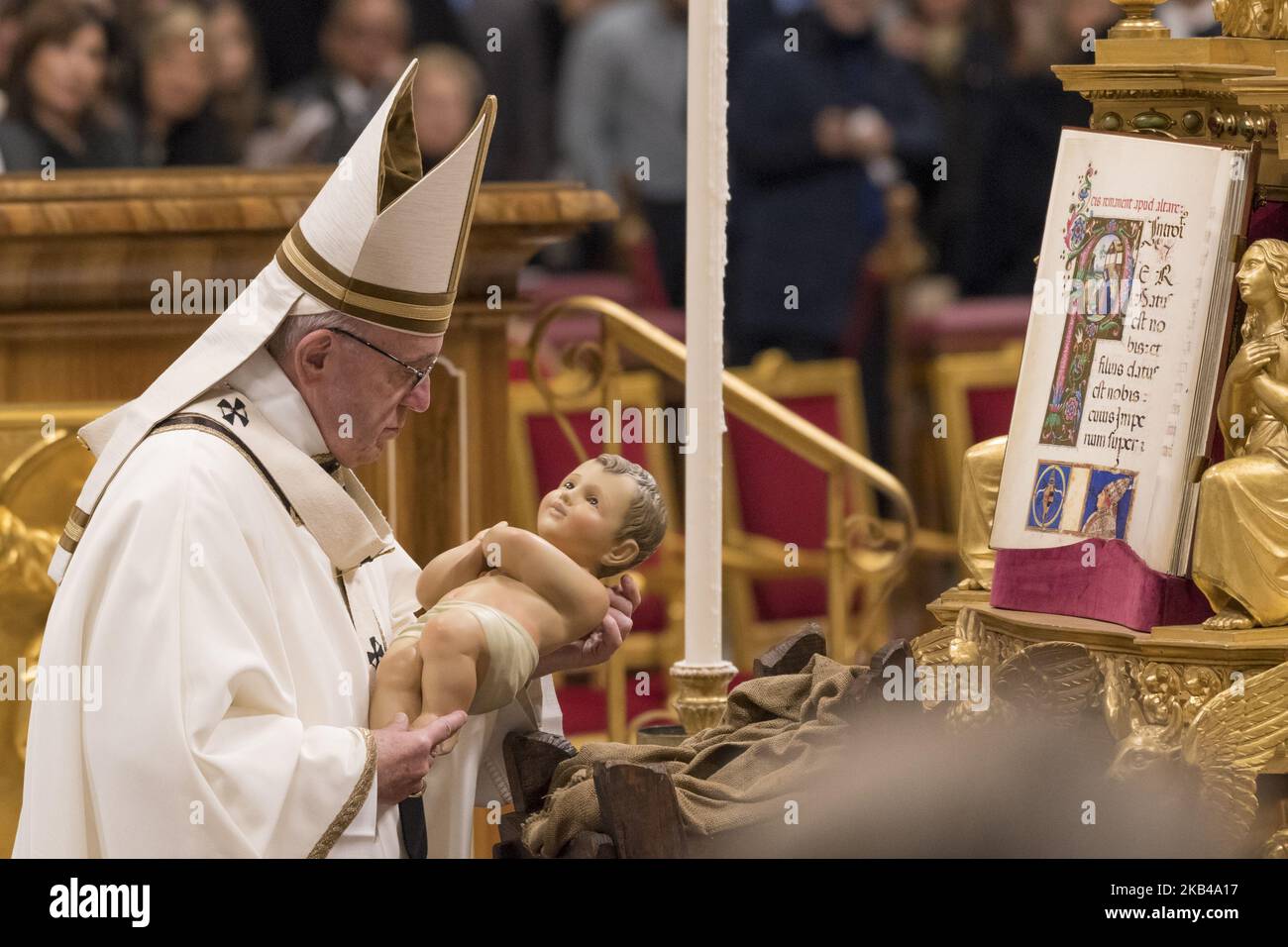 Pope francis holds baby jesus hi-res stock photography and images - Alamy